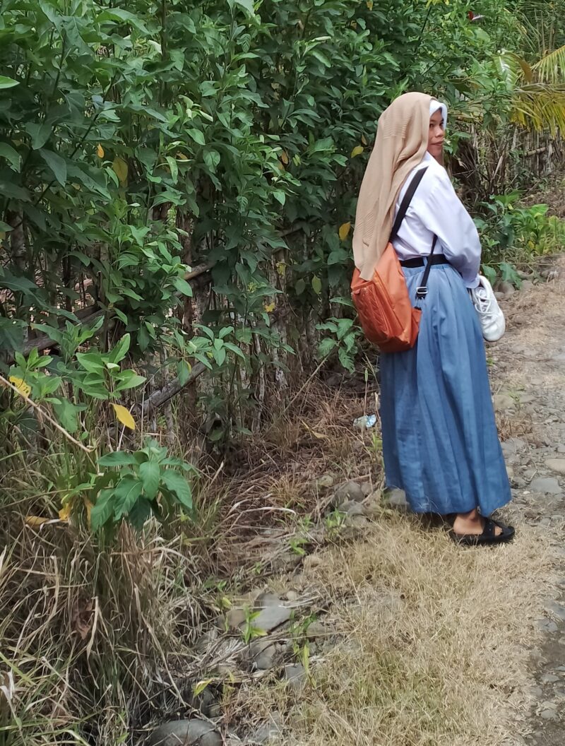 Rukmin siswa SMK 5 Asal desa Tewe yang hendak pulang kerumah, (Dok.Elang).